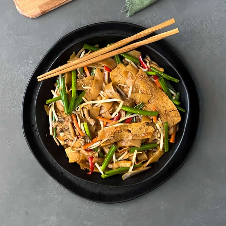 Easy Chow Fun Noodles (With Tofu)
